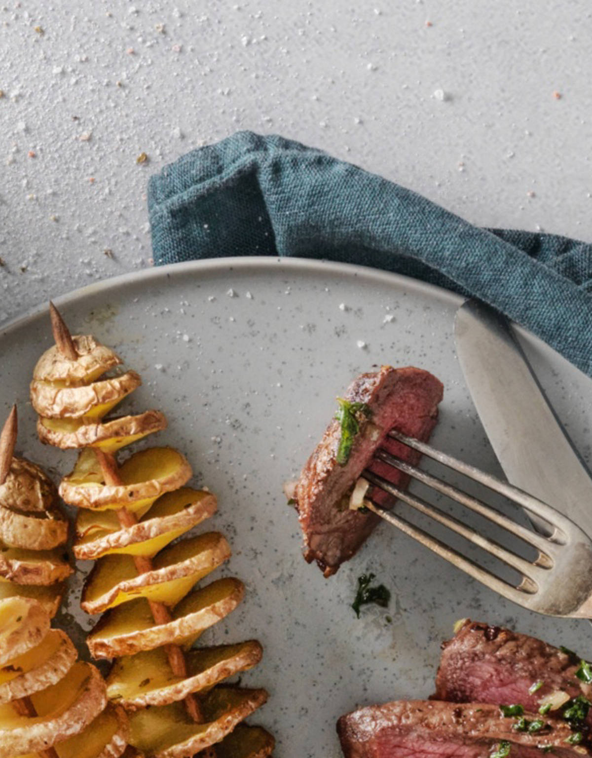 Entrecôte de bœuf grillée avec pommes de terre en éventail et sauce ...